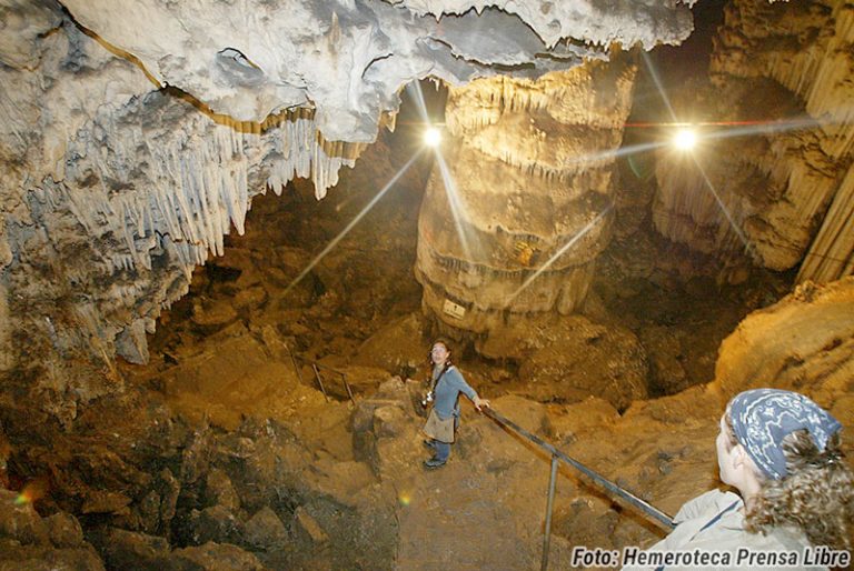 Grutas de Lanquín – Destinos de la Vuelta 2020